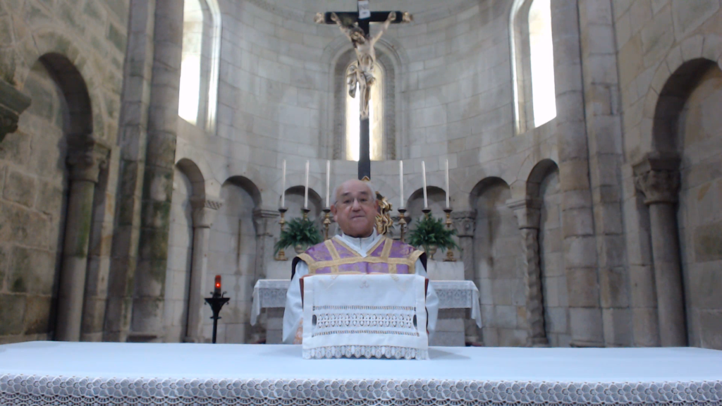 Padre Manuel Sá Ribeiro profere Evangelho do dia na Igreja Românica de ...